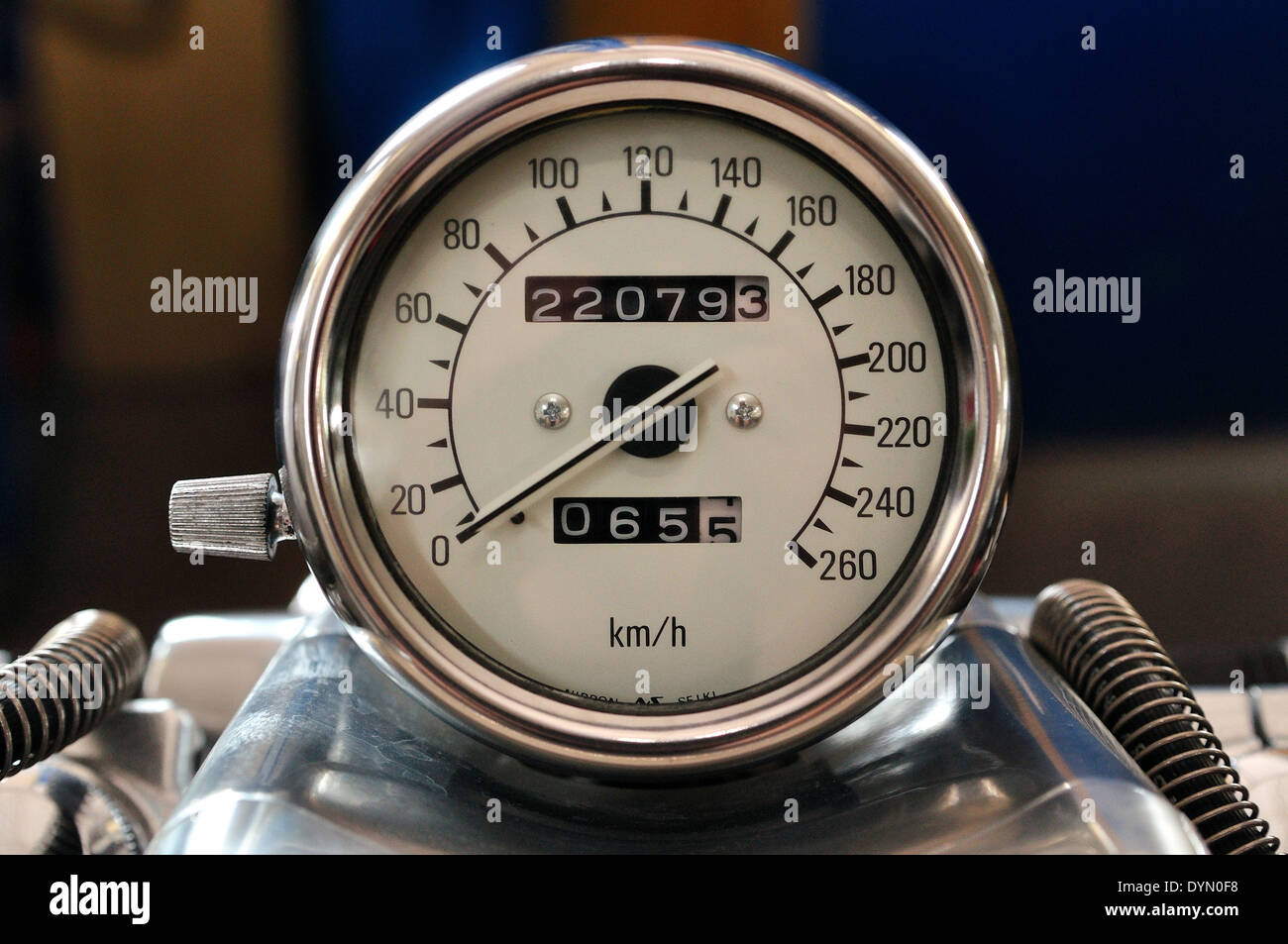 Motorrad Tacho mit Chromring und weißem Zifferblatt Stockfotografie - Alamy Motorrad Tacho mit Chromring und weißem Zifferblatt Stockfotografie - Alamy
