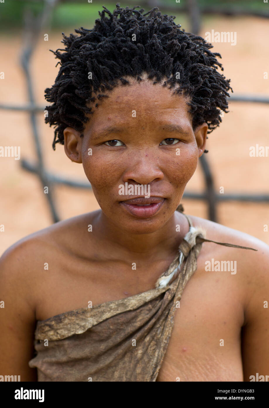 Buschmann-Frau mit traditionellen Frisur, Tsumkwe, Namibia Stockfotografie - Alamy