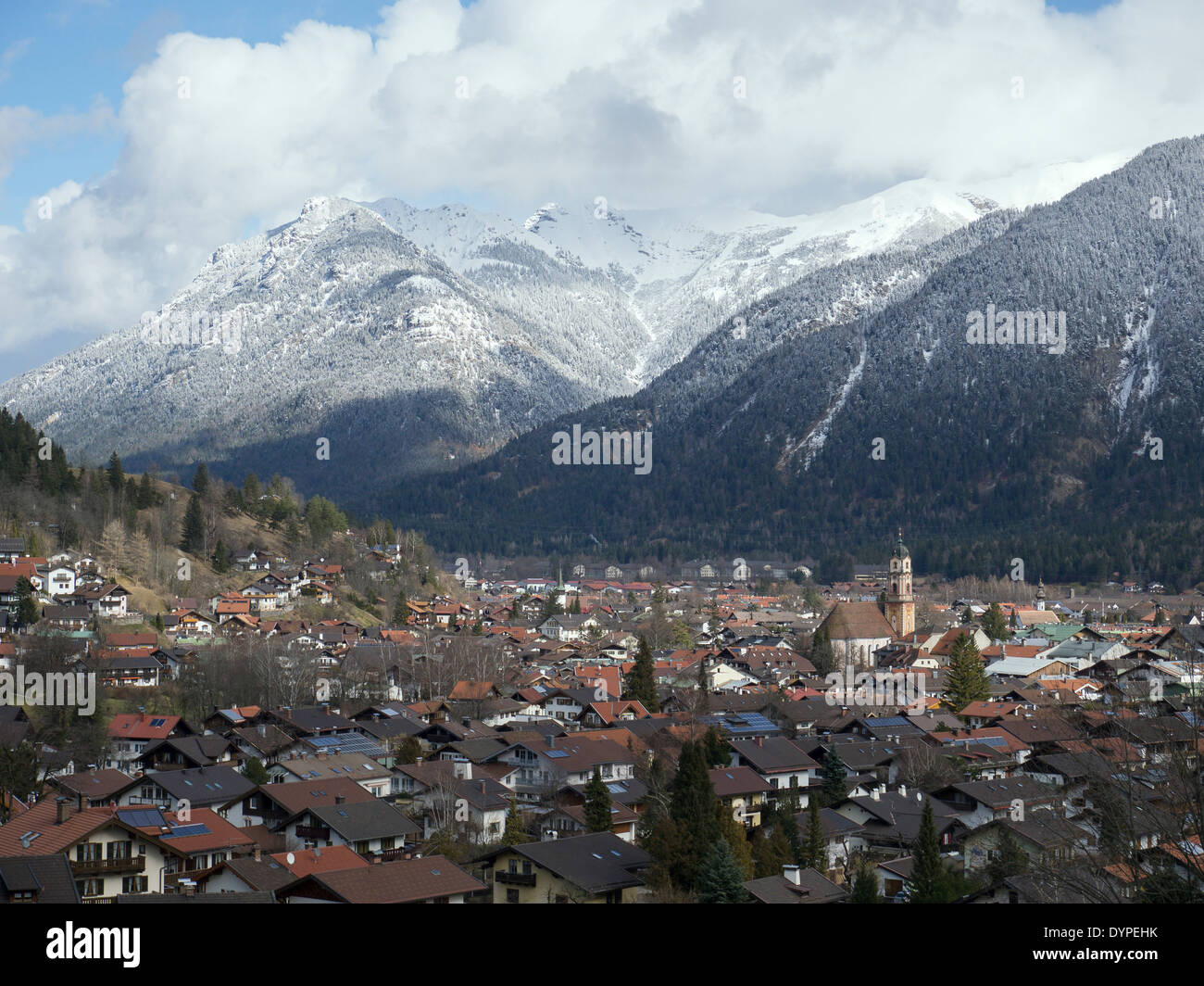 Stadt von Mittenwald mit Karwendel-Gebirge im Hintergrund, Mittenwald ...