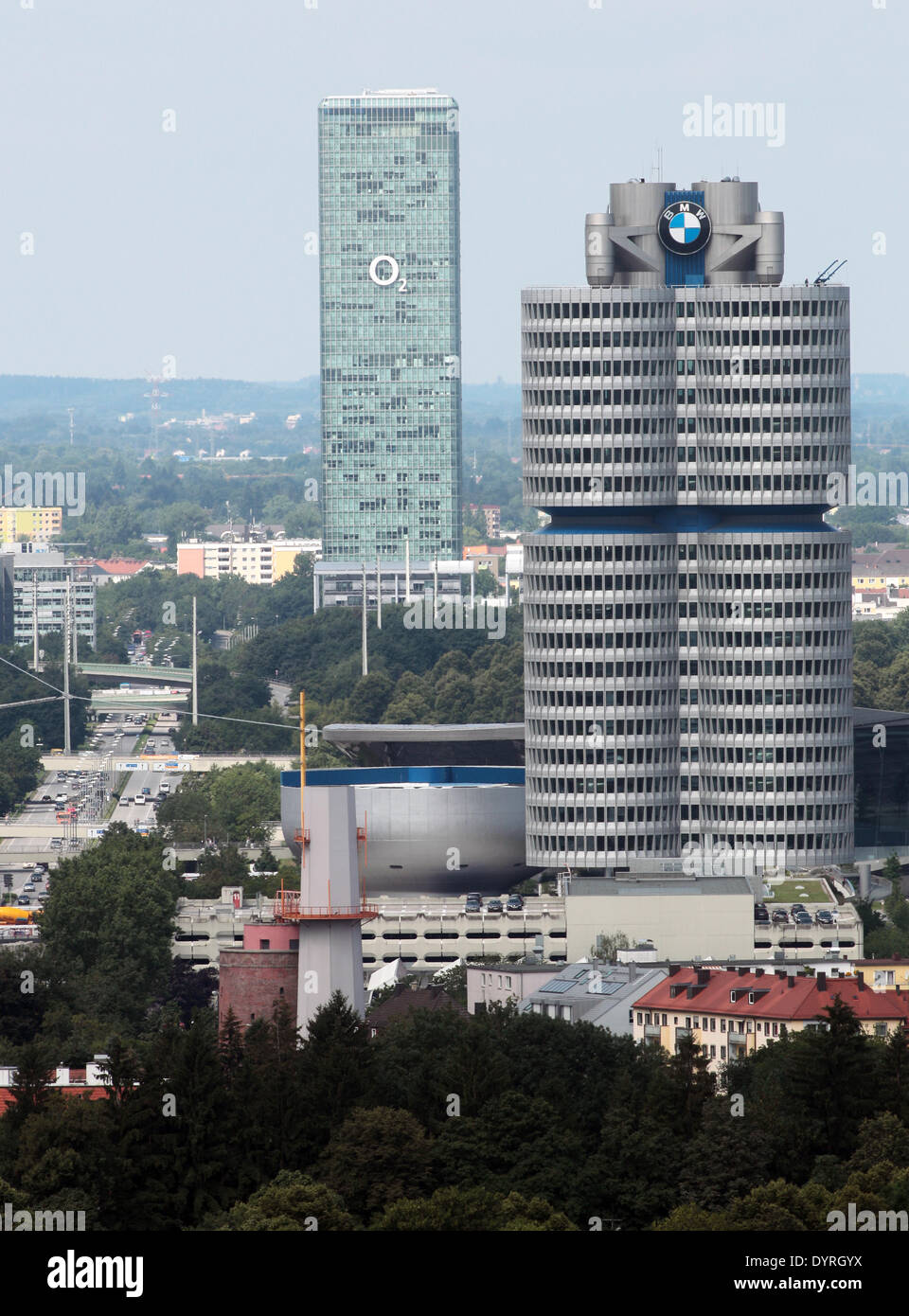 Der BMW-Zentrale und der O2 Tower in München, 2011 Stockfotografie - Alamy