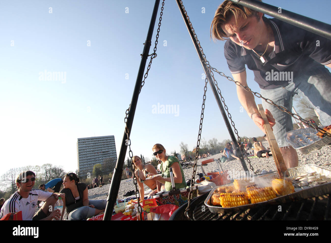 Isar flaucher grillen -Fotos und -Bildmaterial in hoher Auflösung – Alamy