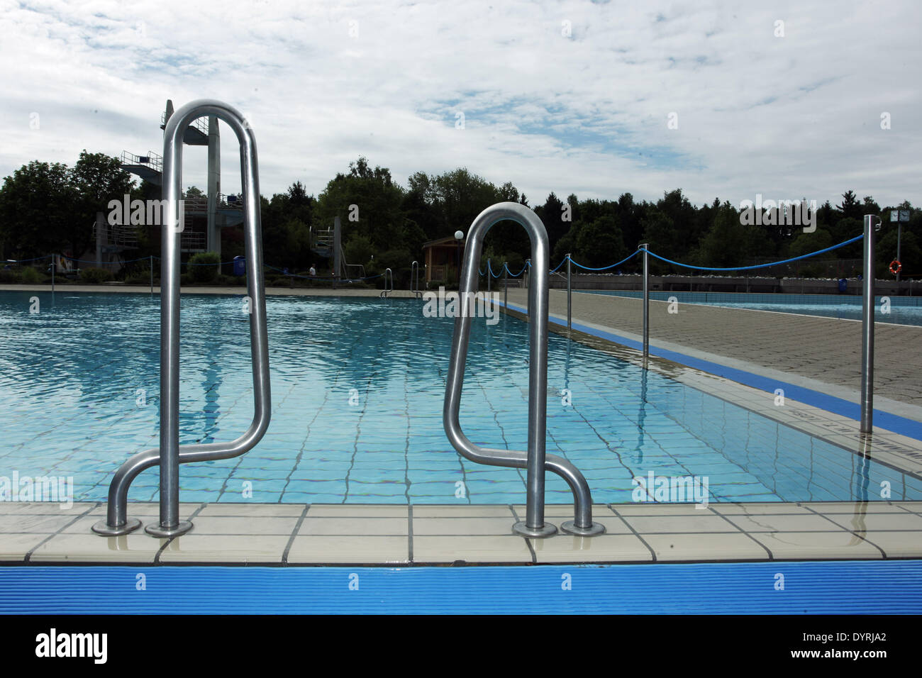 Freibad baden -Fotos und -Bildmaterial in hoher Auflösung – Alamy