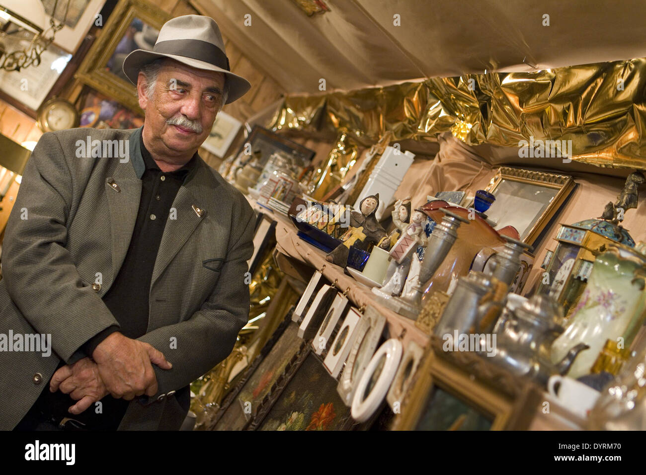 Händler Paul Eichinger stand seine Dult im Münchner Stadtmuseum, 2012 ...
