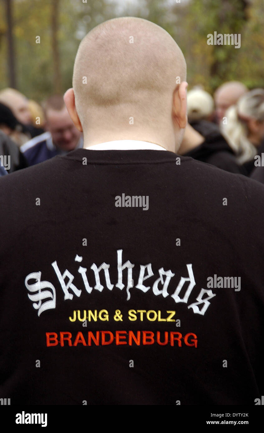 Rechtsradikale skinheads -Fotos und -Bildmaterial in hoher Auflösung ...
