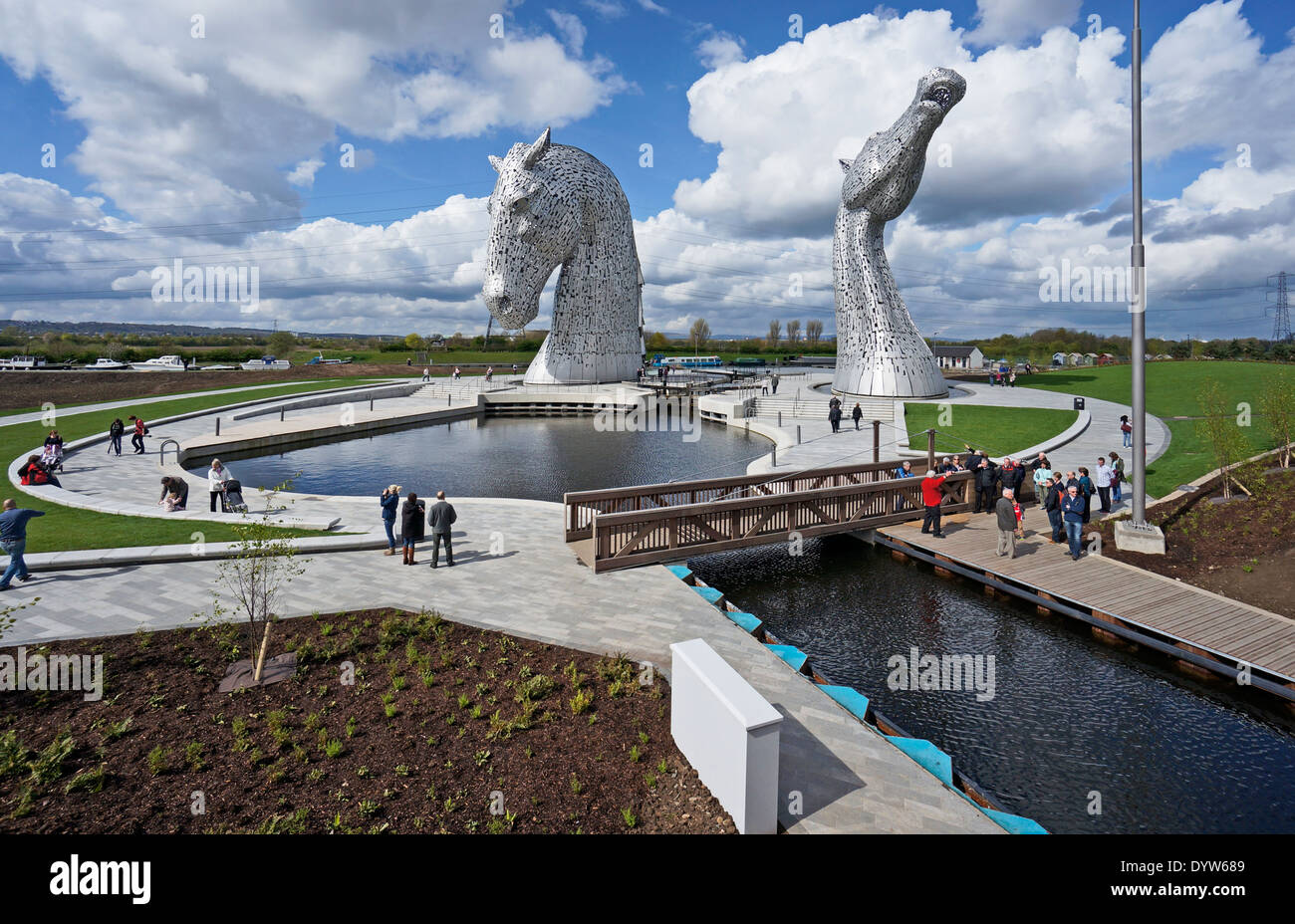 Die Kelpies in The Helix neben dem Eingang zu den Forth & Clyde Kanal ...