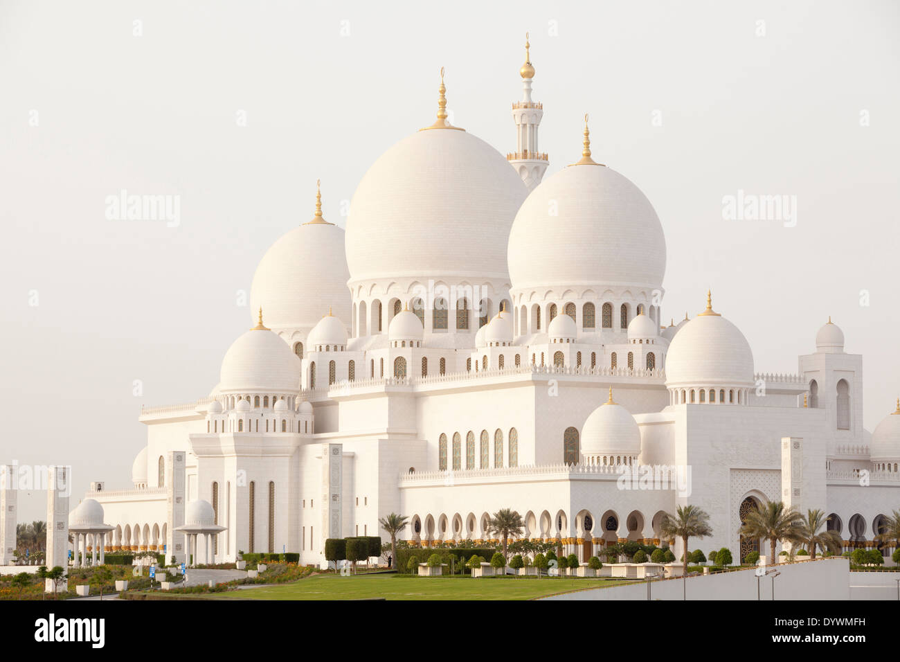 Der Scheich-Zayid-Moschee in Abu Dhabi ist die drittgrößte Moschee der ...
