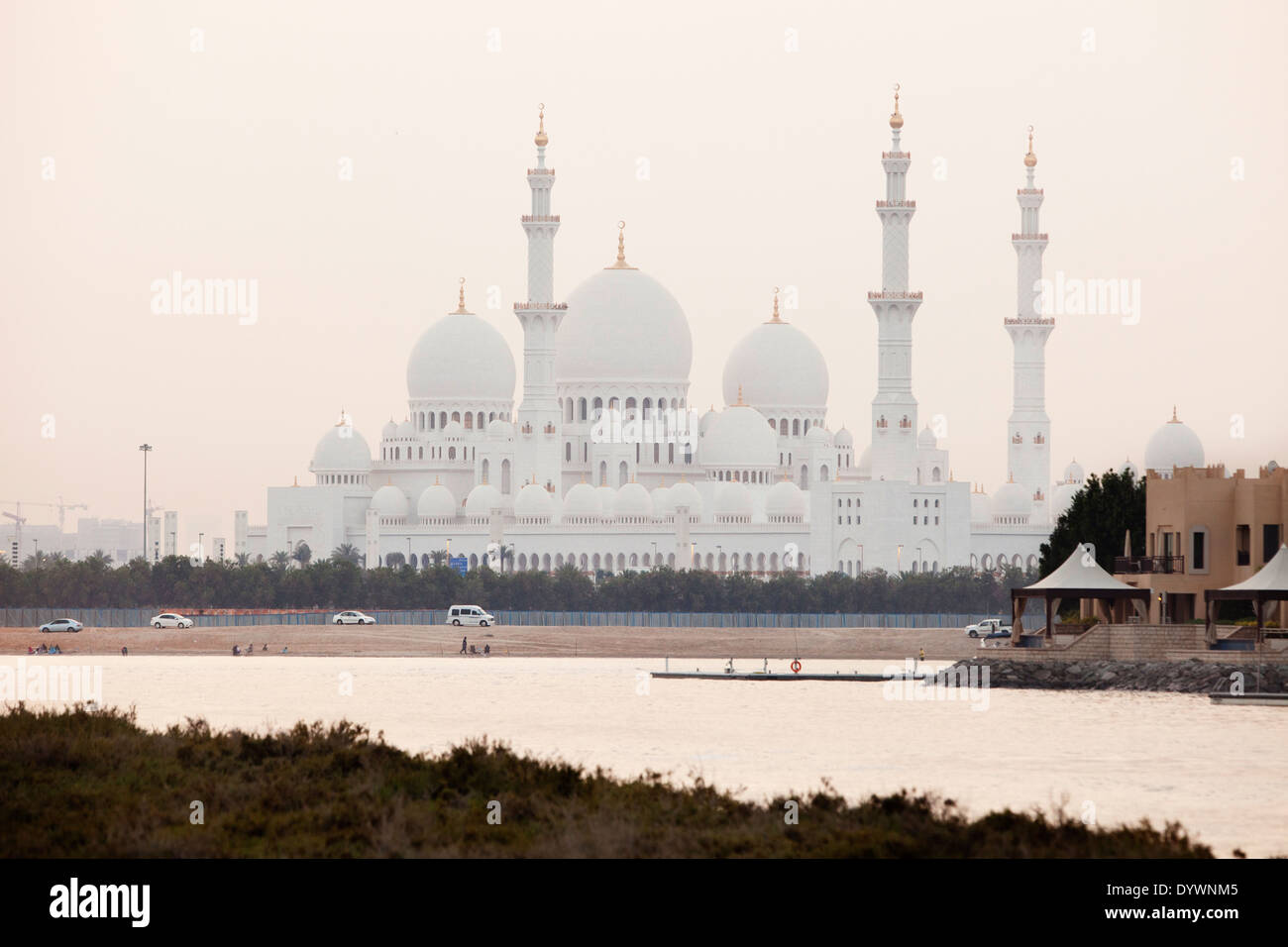 Der Scheich-Zayid-Moschee in Abu Dhabi ist die drittgrößte Moschee der ...