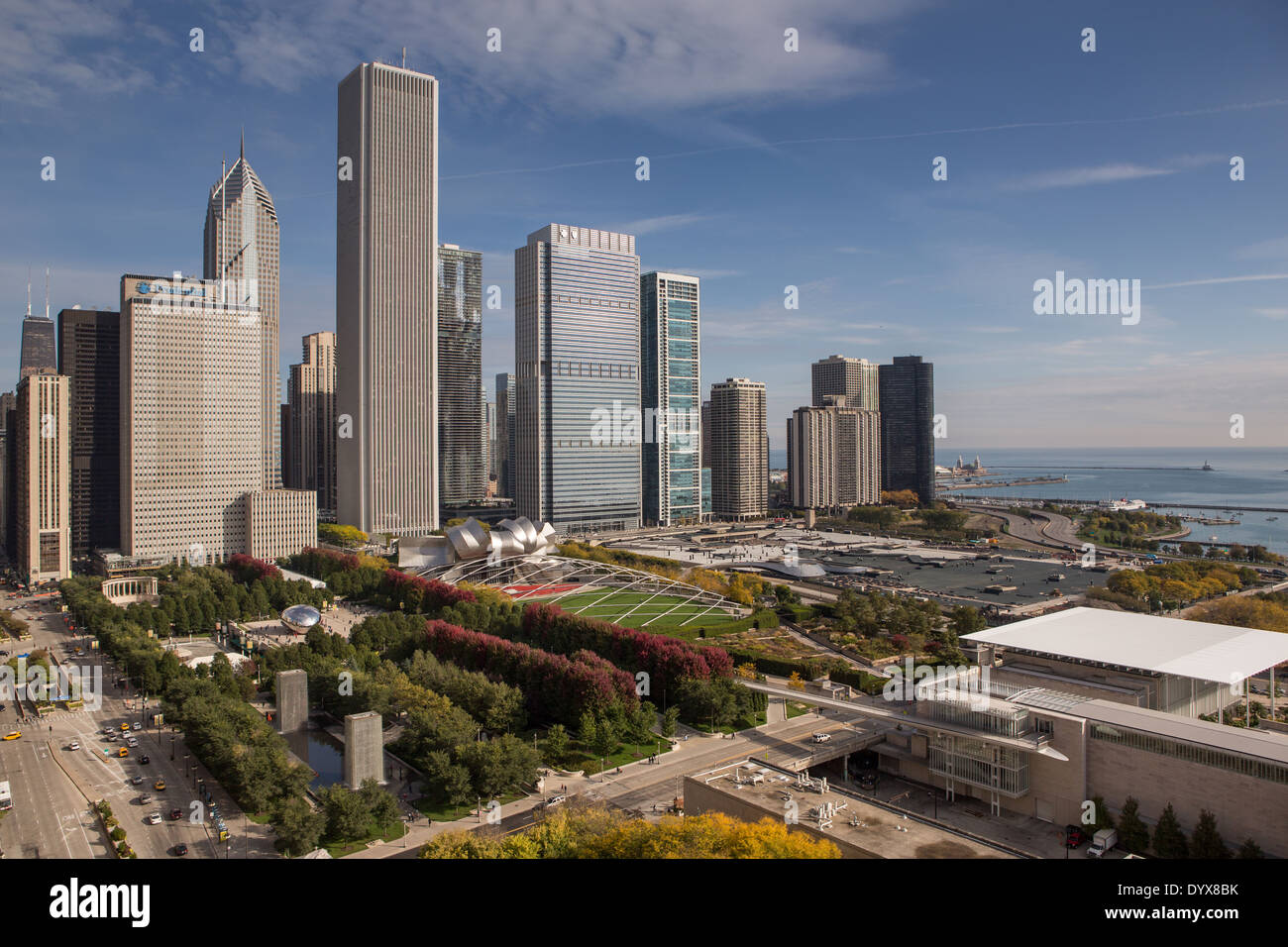 Luftbild von der Innenstadt von Skyline und Millennium Park aus dem Cliff Dwellers Club in ...