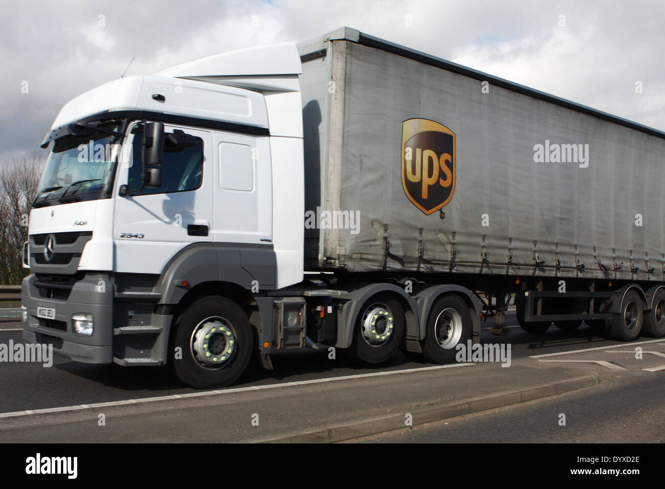 Eine UPS-LKW Reisen entlang der Schnellstraße A46 in Leicestershire ...