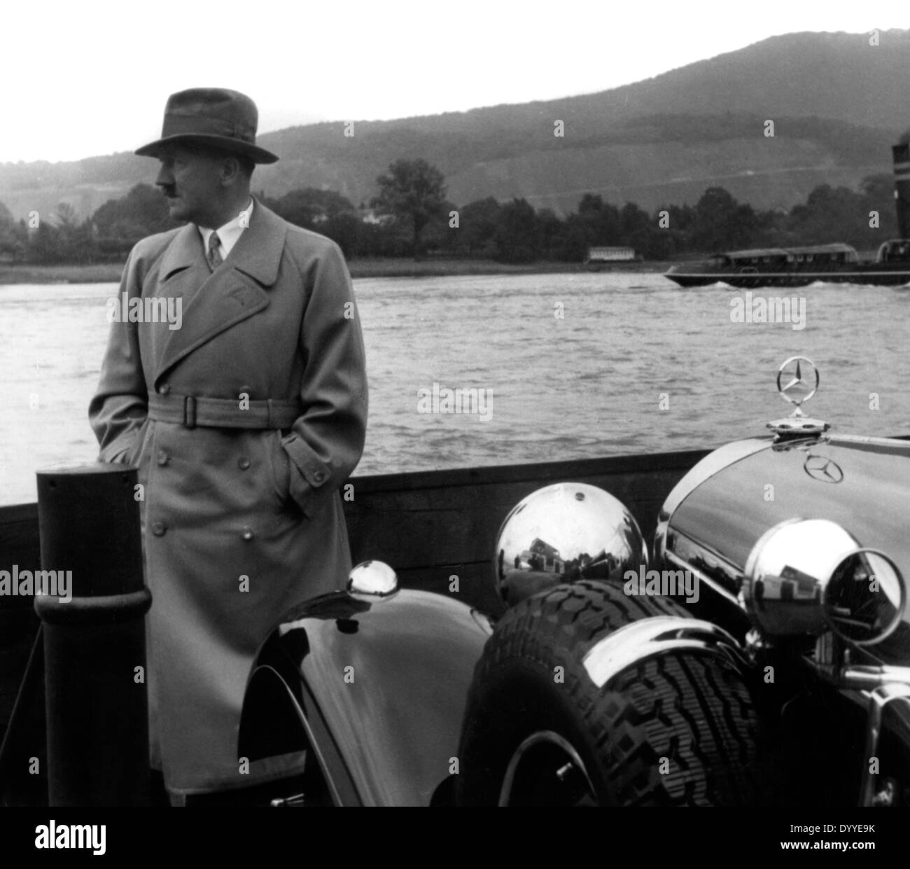 Adolf hitler portrait 1933 Schwarzweiß-Stockfotos und -bilder - Alamy