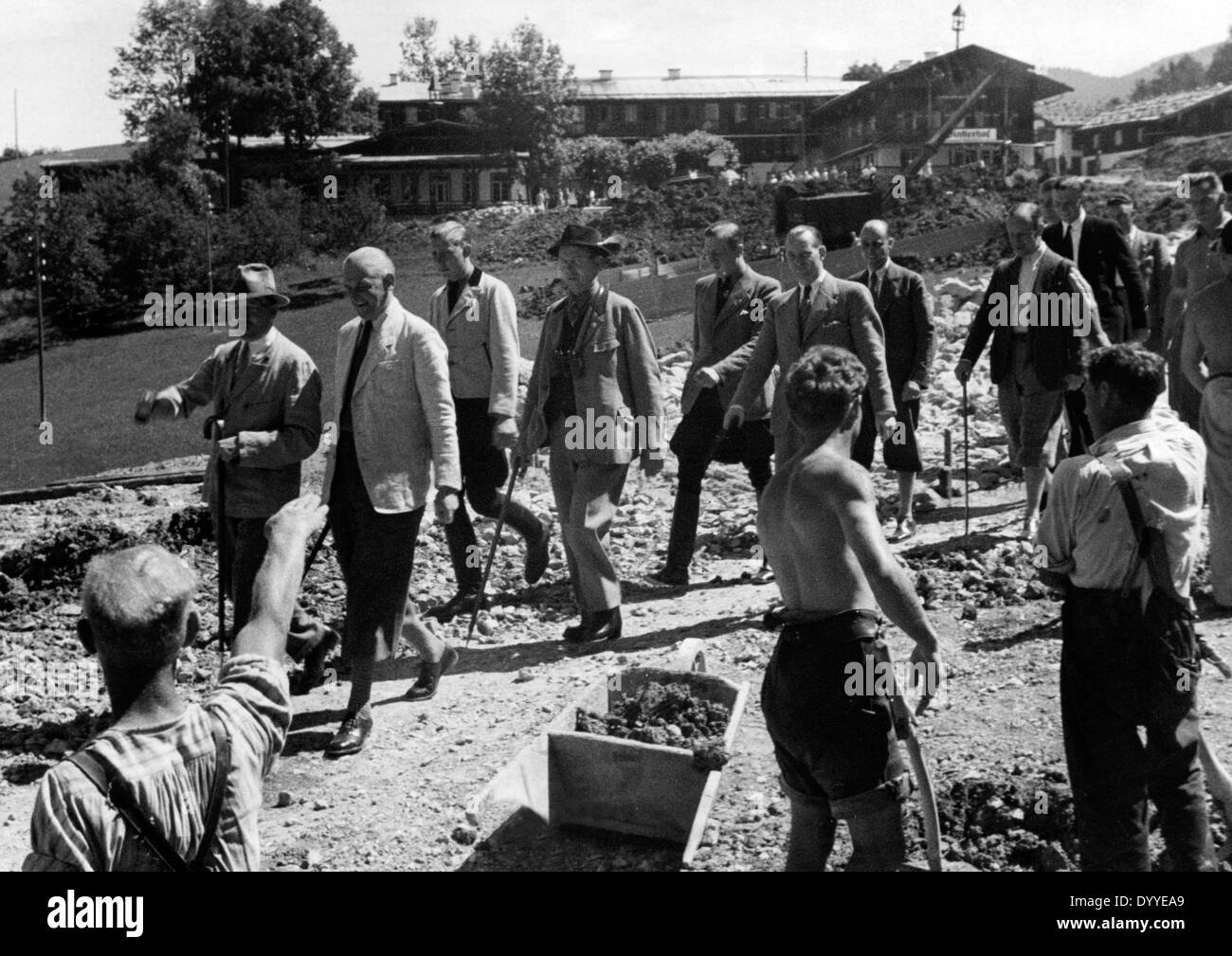 Adolf hitler at obersalzberg -Fotos und -Bildmaterial in hoher ...
