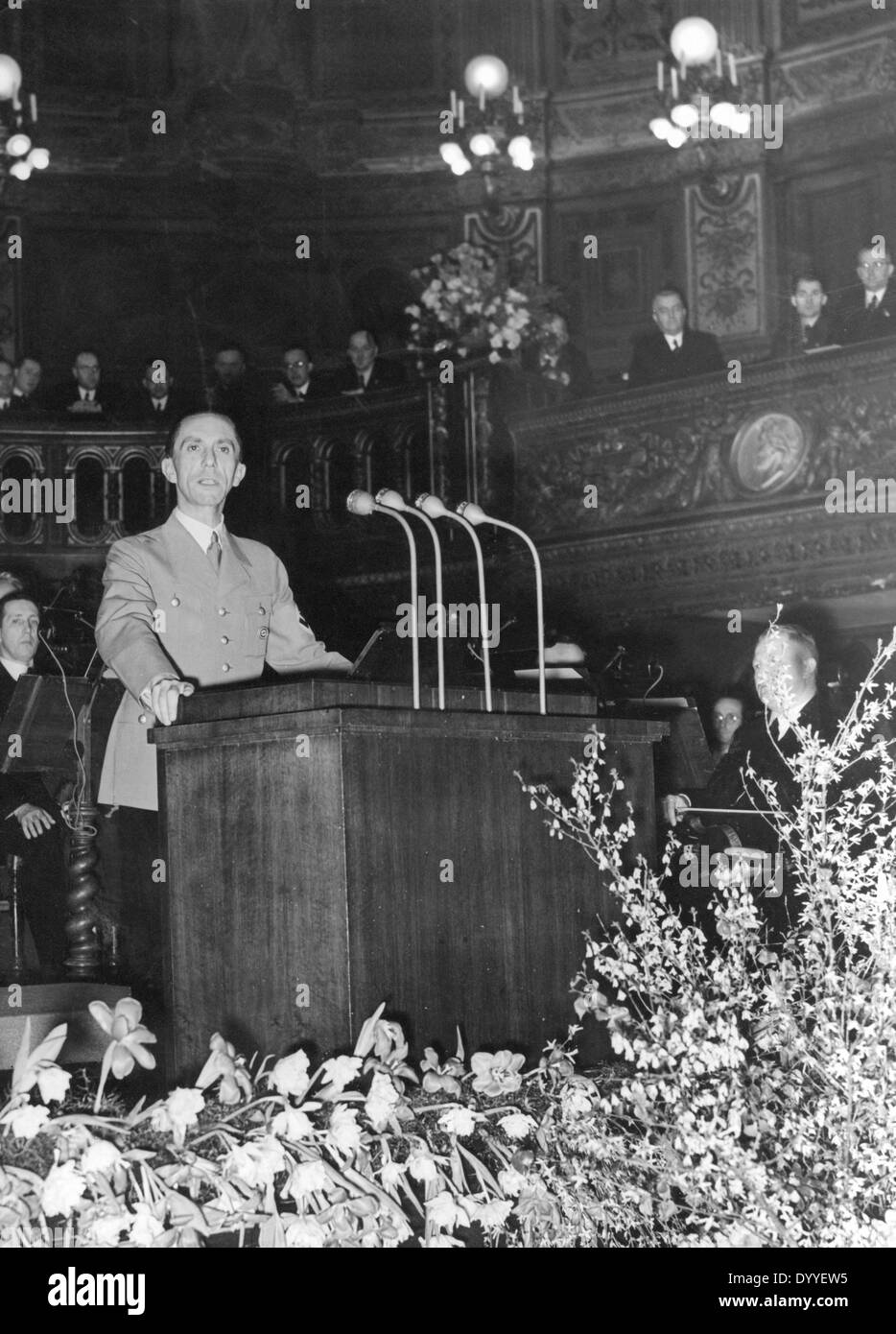 Joseph Goebbels Speech Schwarzweiß-Stockfotos und -bilder - Alamy