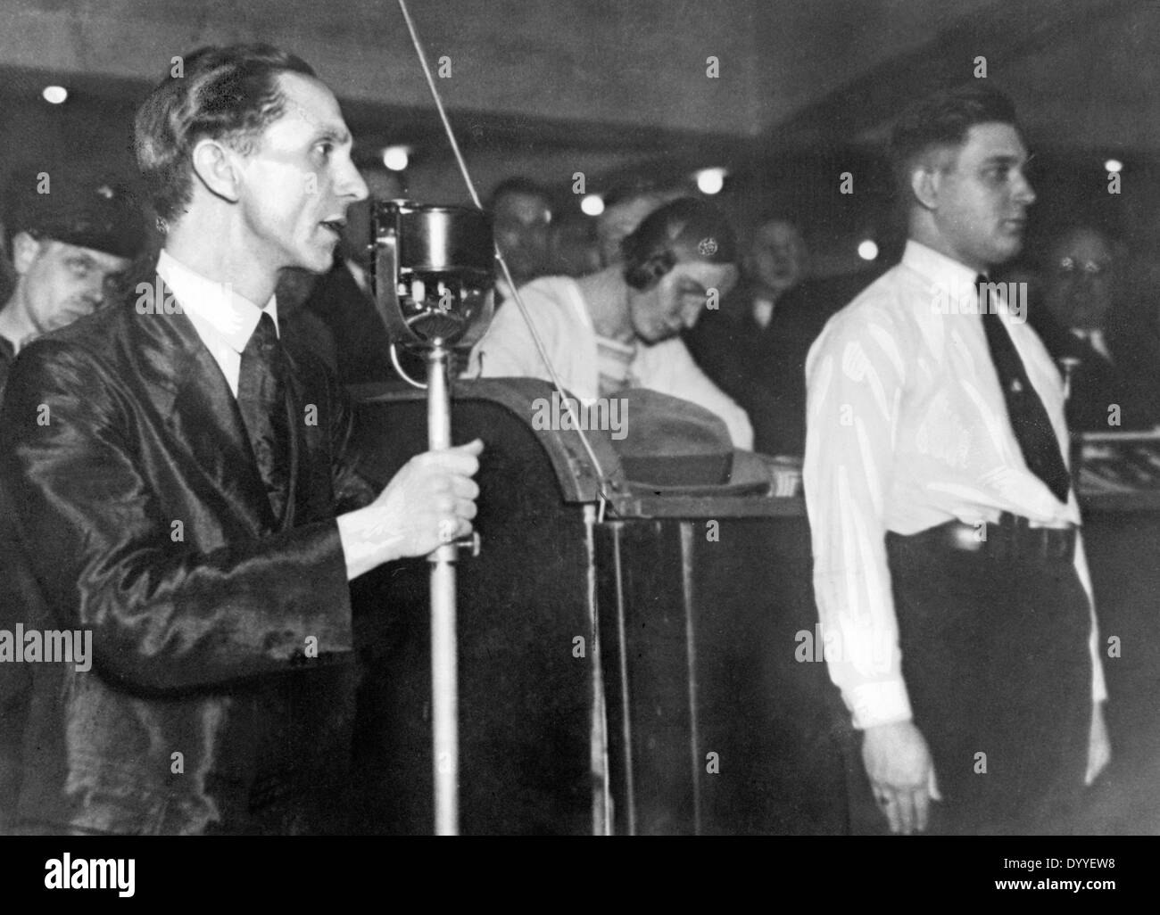Joseph Goebbels Speech Schwarzweiß-Stockfotos und -bilder - Alamy