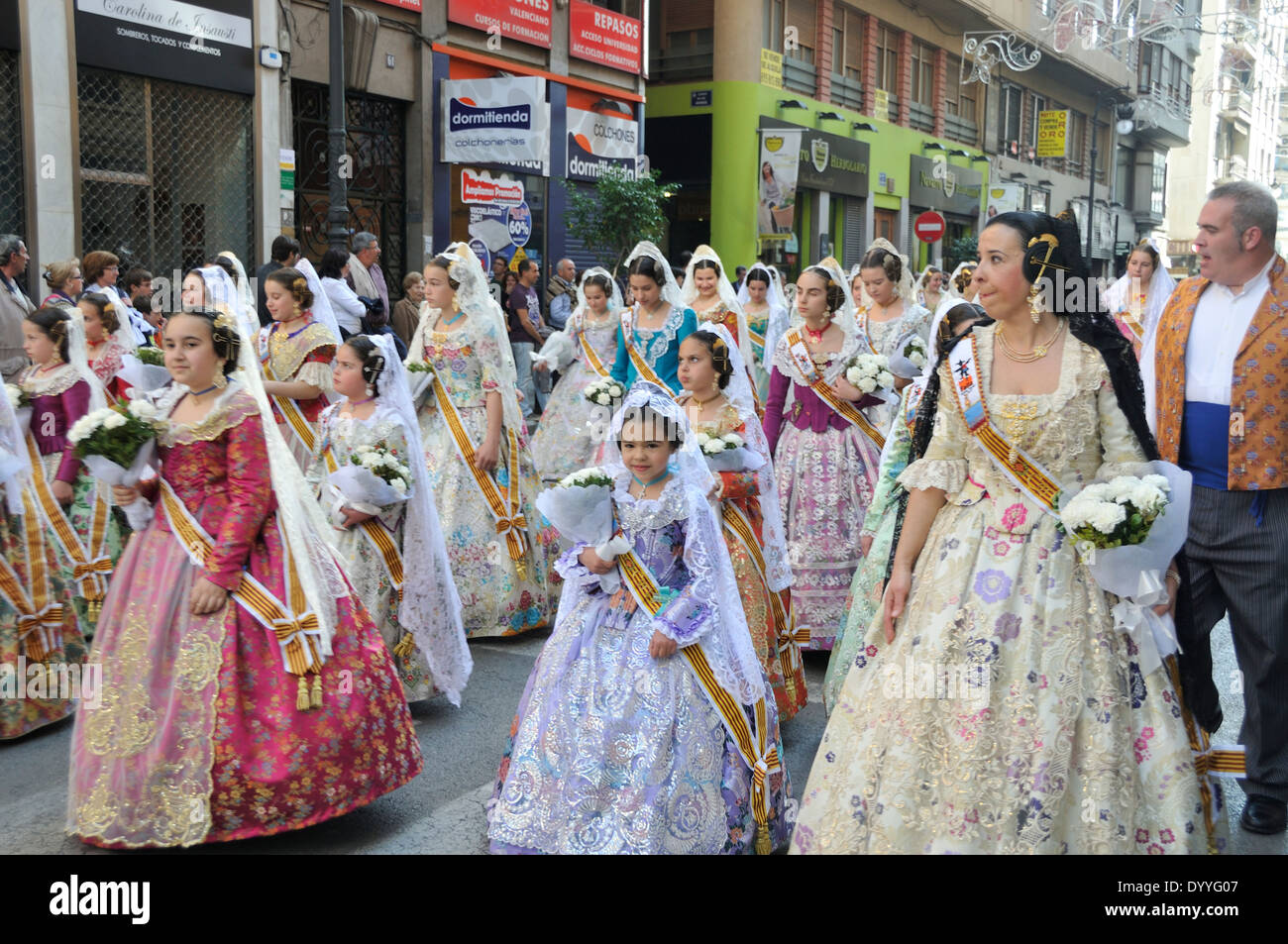 Valencia, Spanien, Fallas Parade mit Falleras Stockfotografie - Alamy