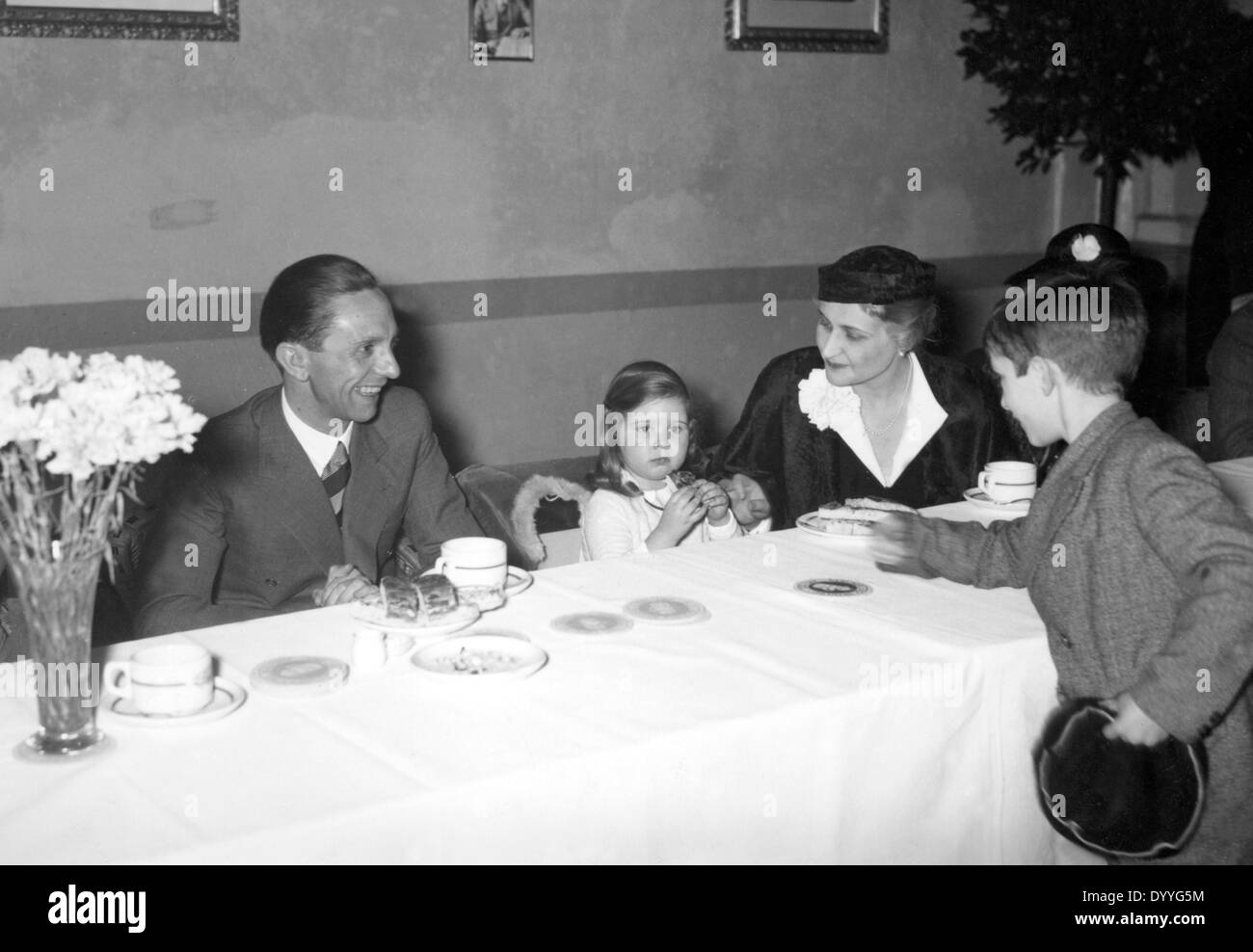 Joseph goebbels magda goebbels -Fotos und -Bildmaterial in hoher ...