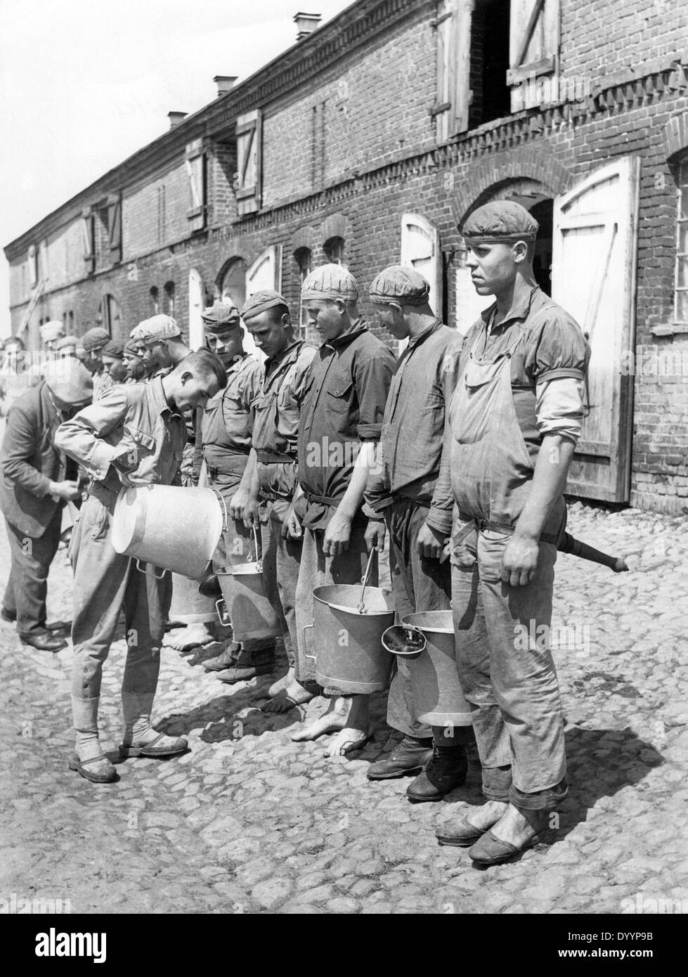 Zwangsarbeiterinnen ost -Fotos und -Bildmaterial in hoher Auflösung – Alamy