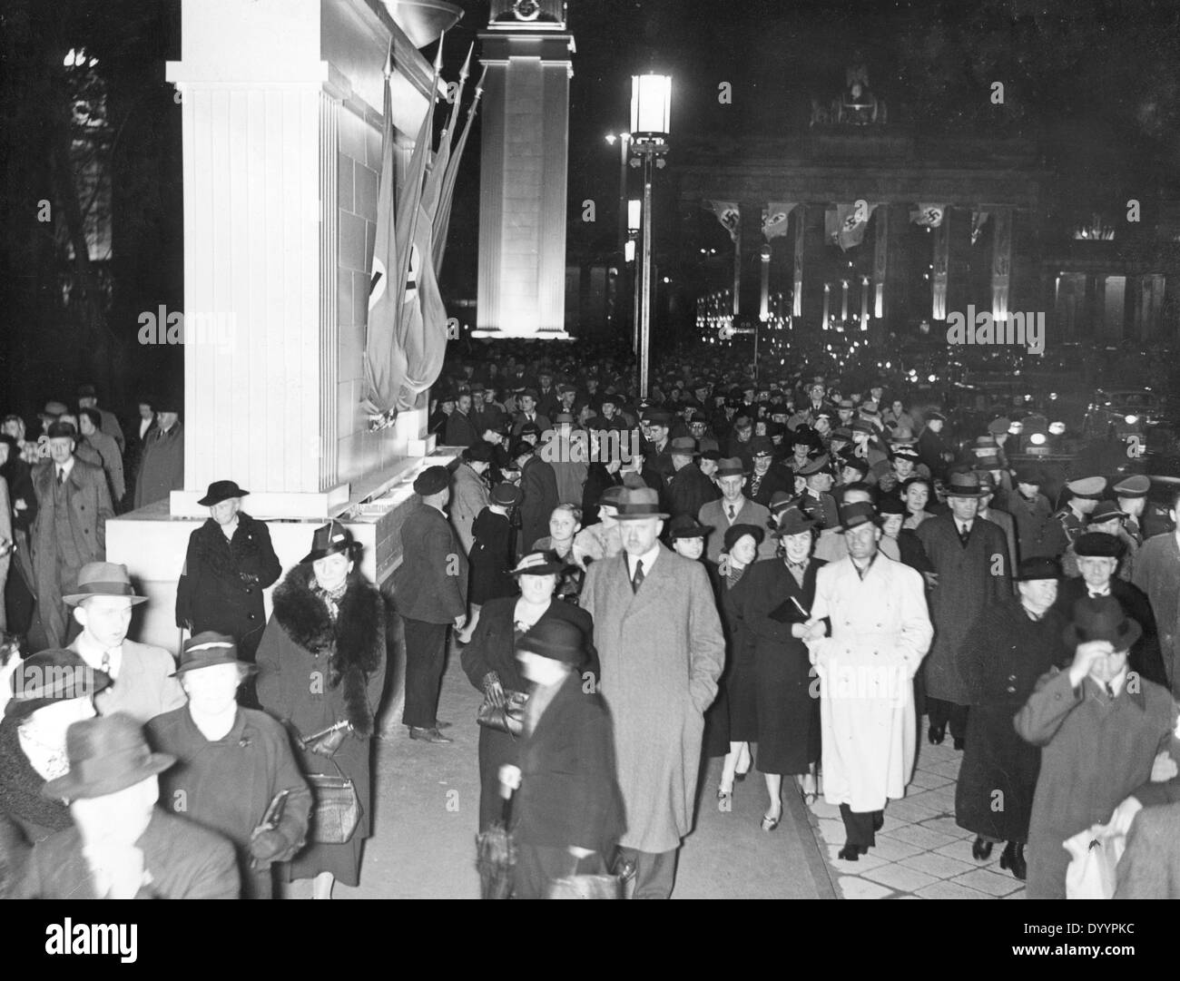 Brandenburger tor 1945 -Fotos und -Bildmaterial in hoher Auflösung ...