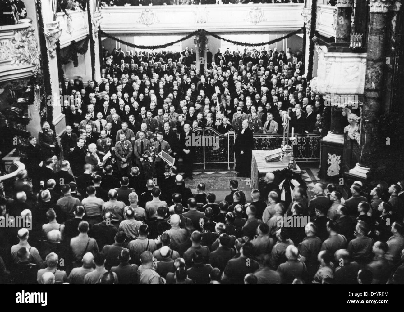 Adolf hitler am reichstag -Fotos und -Bildmaterial in hoher Auflösung ...