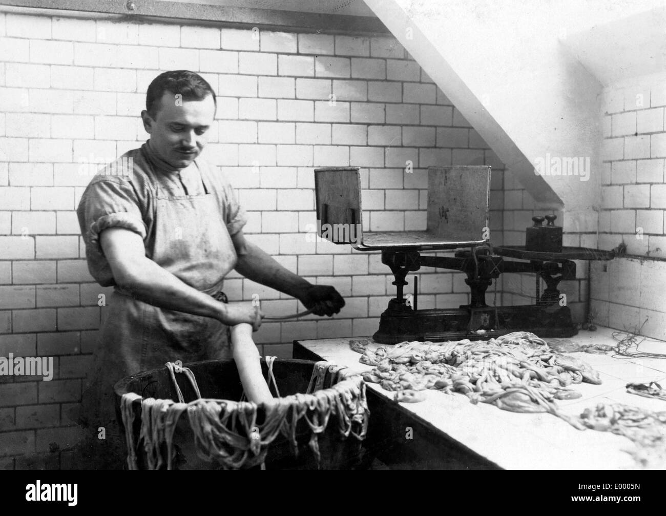 Fleischerin sausage production -Fotos und -Bildmaterial in hoher ...