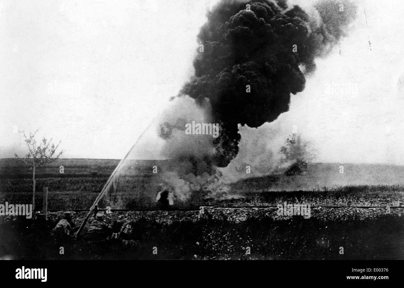 Deutscher soldat mit flammenwerfer -Fotos und -Bildmaterial in hoher ...