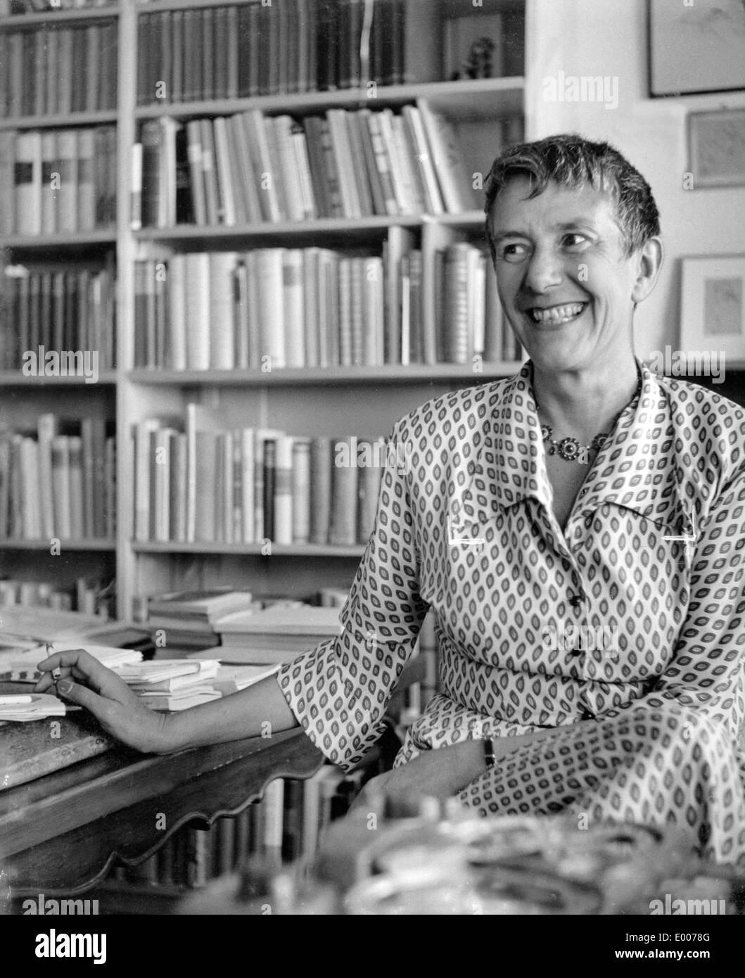 Erika Mann in Kilchberg bei Zürich, 1954 Stockfoto, Bild: 68847200 - Alamy