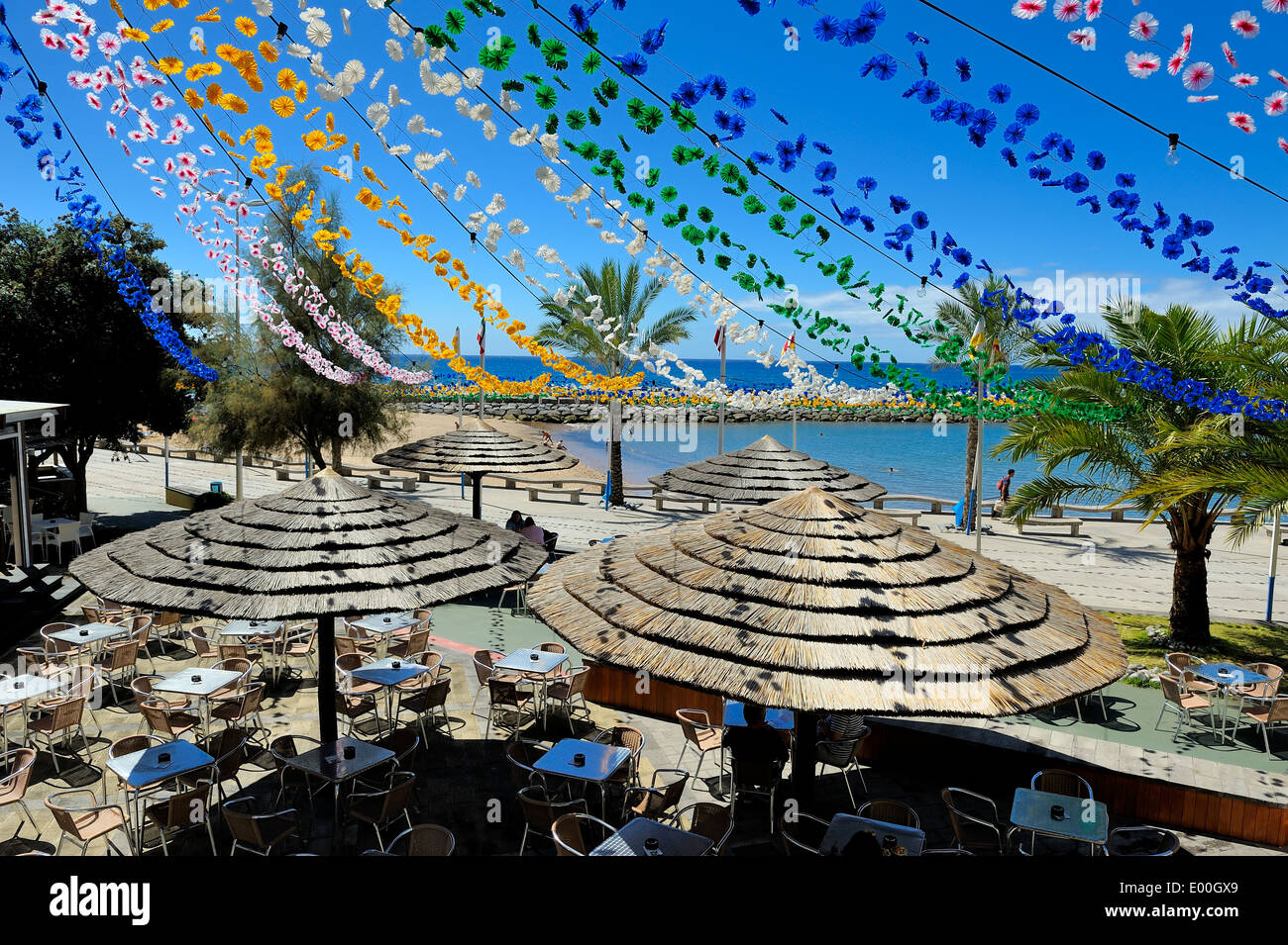 Leute sitzen an tischen der strandbar -Fotos und -Bildmaterial in hoher ...