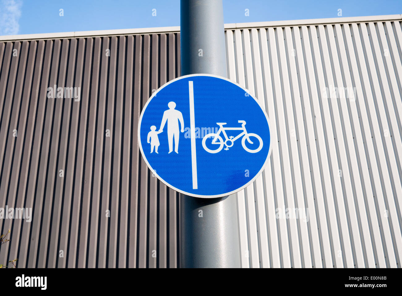 Ein Schild für Fußgänger und Radfahrer, die die Verwendung von ...