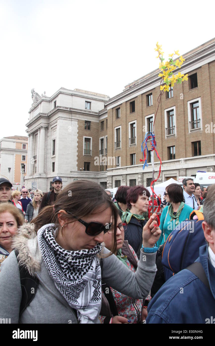 Rom, Italien. 27. April 2014. Pilger aus der ganzen Welt versammeln ...