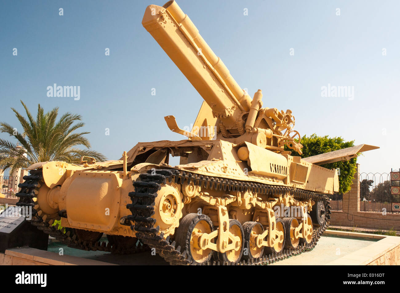 Deutsche Panzer mit Haubitze Gewehr an der El-Alamein Kriegsmuseum ...