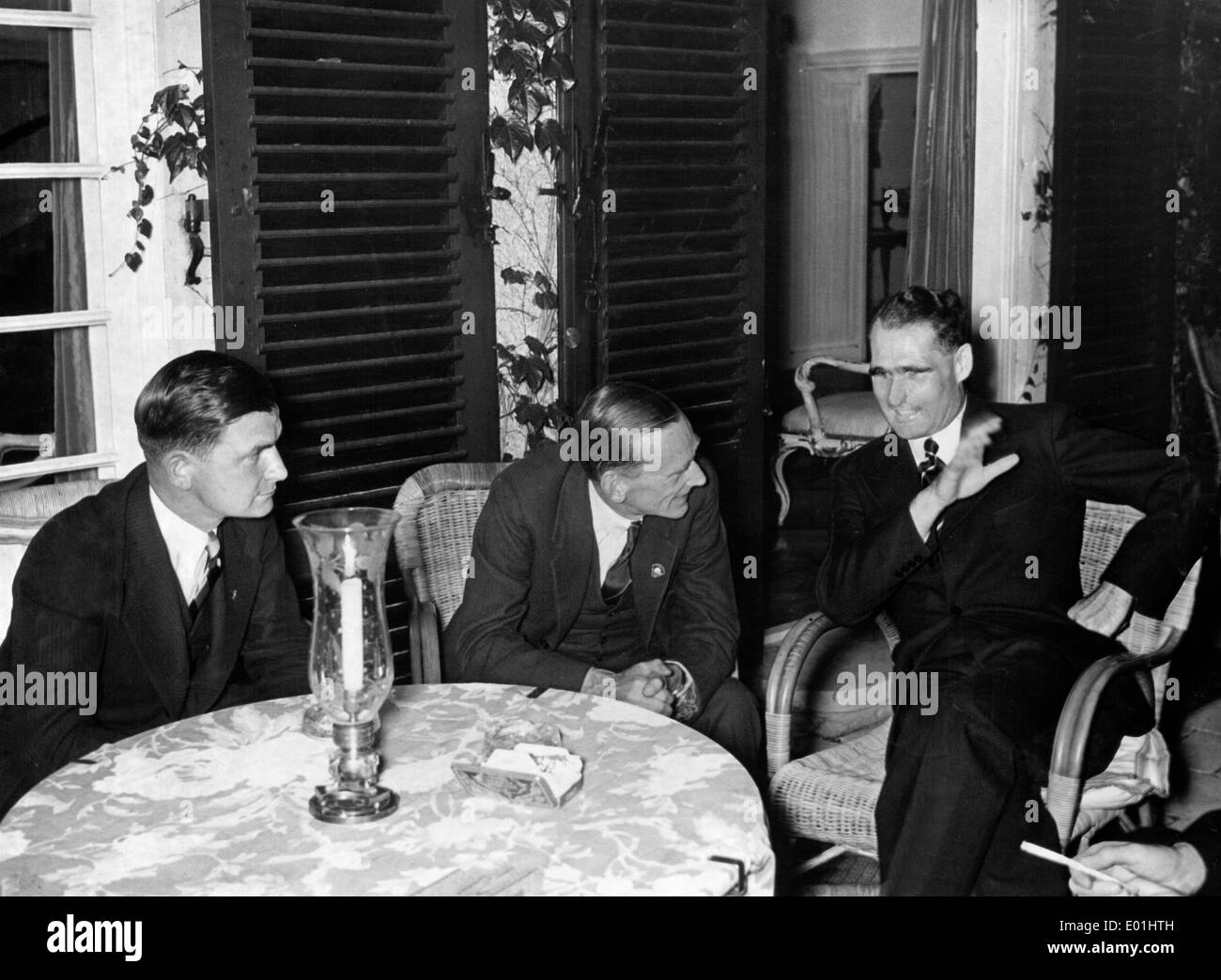 Rudolf Hess, Ernst Bohle und Capt Hawes in das Haus der Botschafter ...