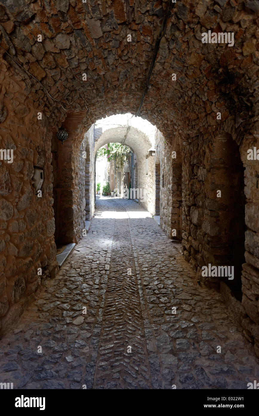 Gewölbten Bögen engen kopfsteingepflasterten Gasse mit Stein ...