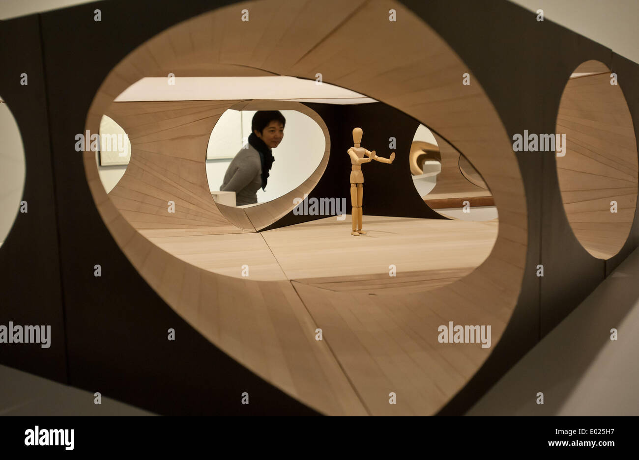 (140429)--SANTIAGO, 29. April 2014 (Xinhua)--ein Besucher sieht die ...