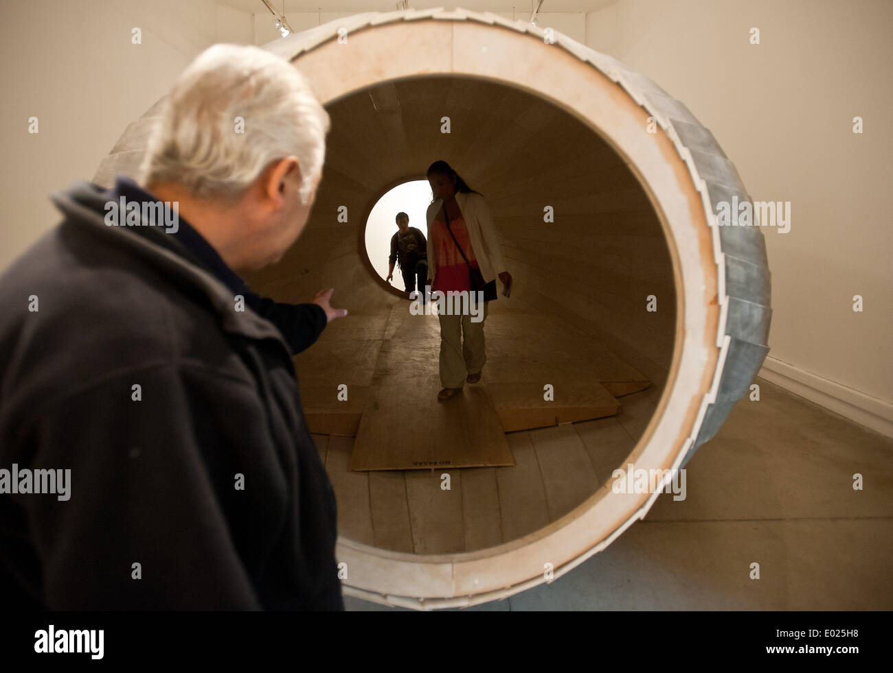 (140429)--SANTIAGO, 29. April 2014 (Xinhua)--Besucher sehen die ...