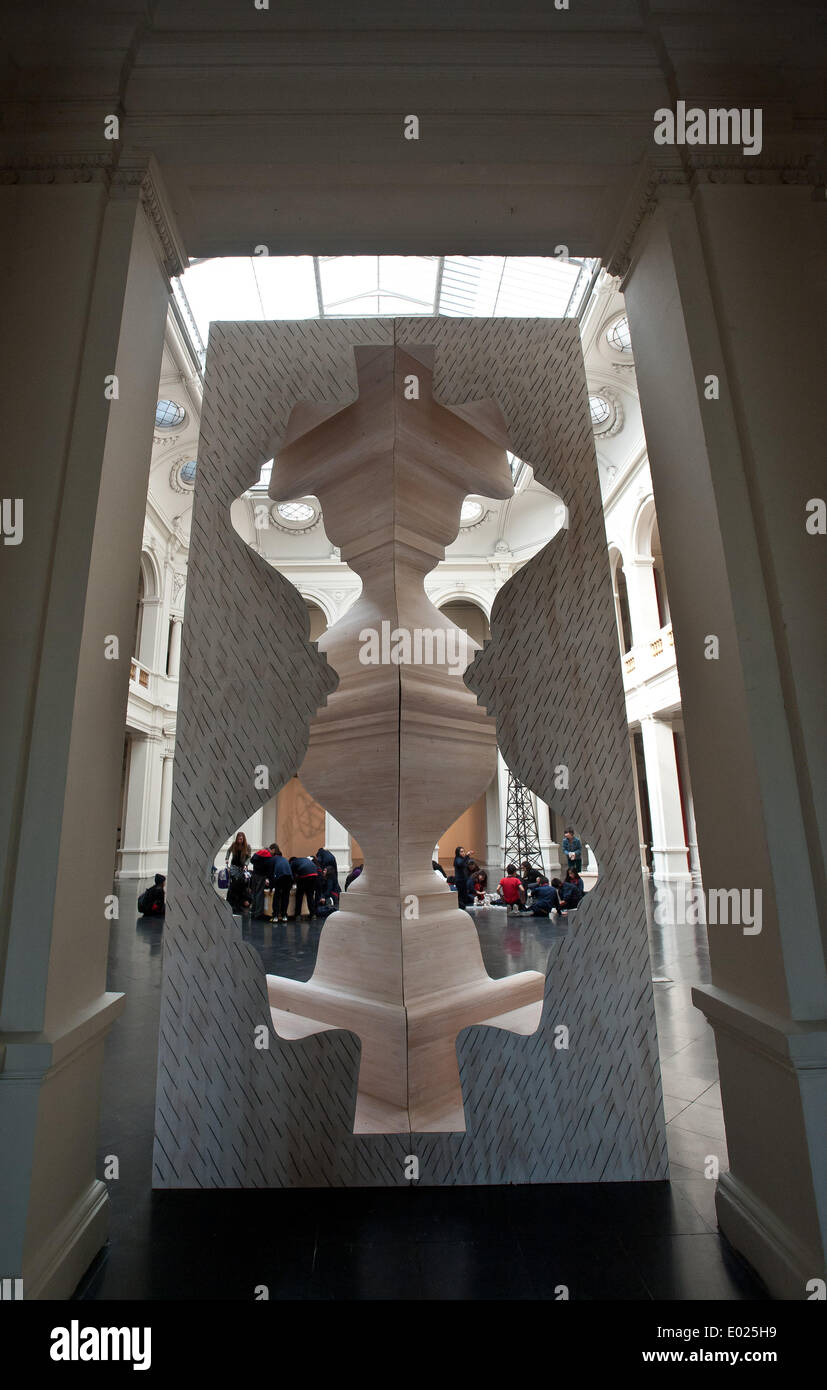 (140429)--SANTIAGO, 29. April 2014 (Xinhua)--Besucher sehen die ...