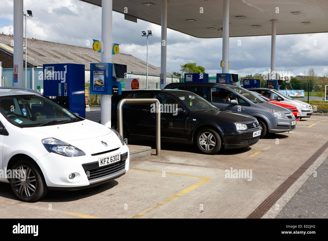 Busy petrol station -Fotos und -Bildmaterial in hoher Auflösung – Alamy