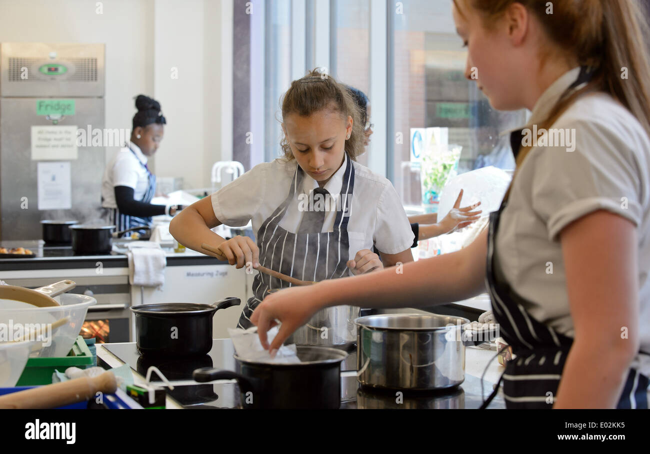 Home economics class -Fotos und -Bildmaterial in hoher Auflösung – Alamy