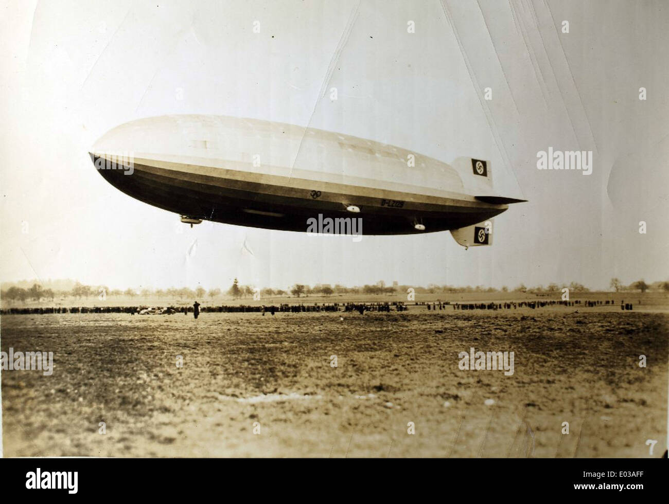 Die Zeppelin Hindenburg war ein deutsches Luftschiff, das für seinen tragischen Absturz 1937 ...