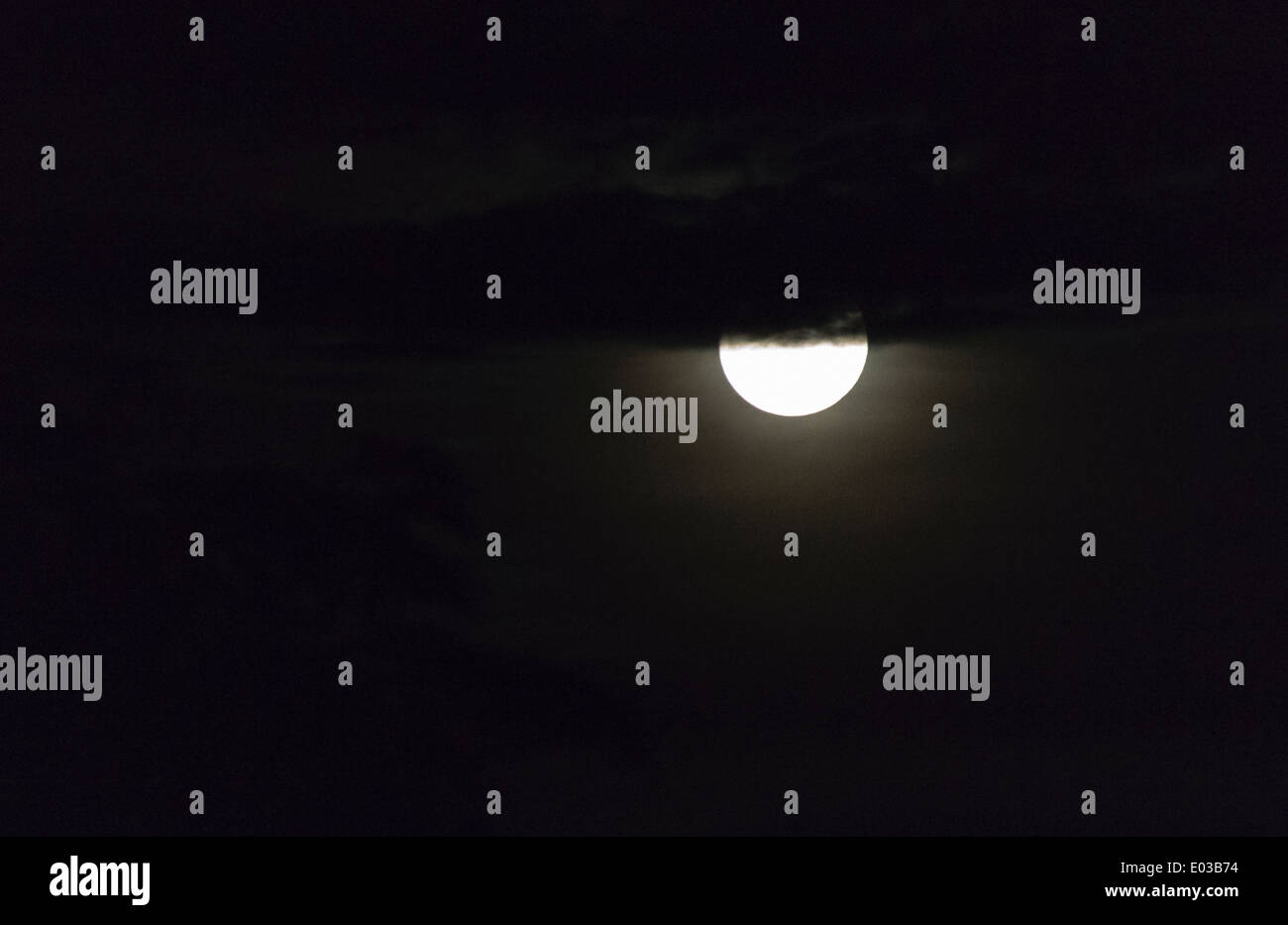 Mond himmel wolken -Fotos und -Bildmaterial in hoher Auflösung – Alamy