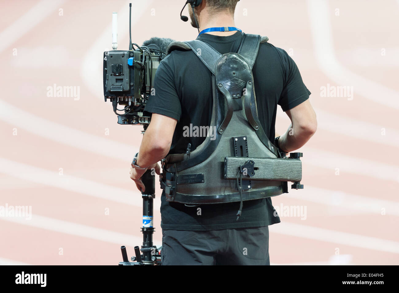 Kameramann, stehend auf einem Segway und ausgestattet mit Steadicam ...