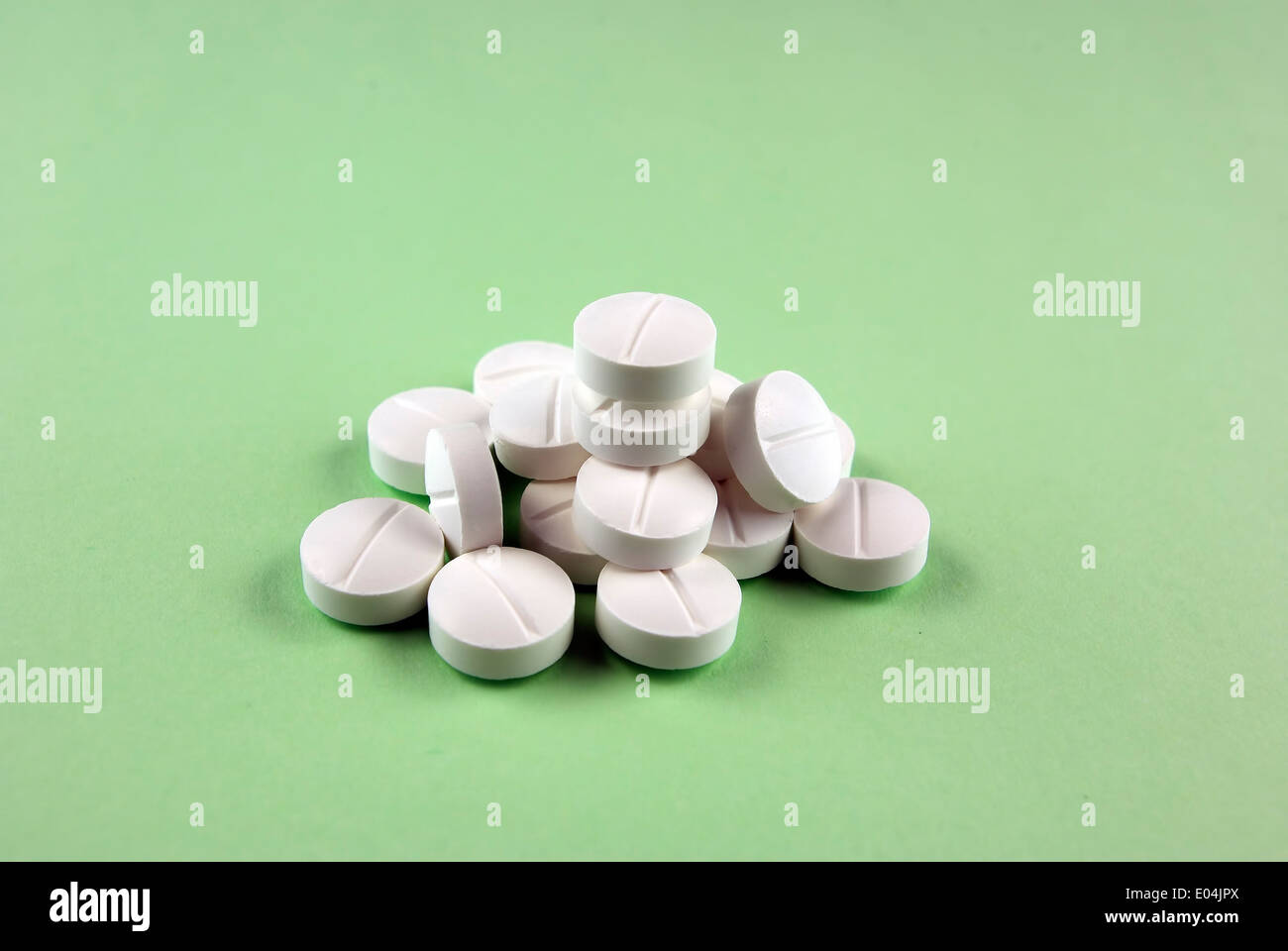 Weiße tabletten drogen -Fotos und -Bildmaterial in hoher Auflösung – Alamy