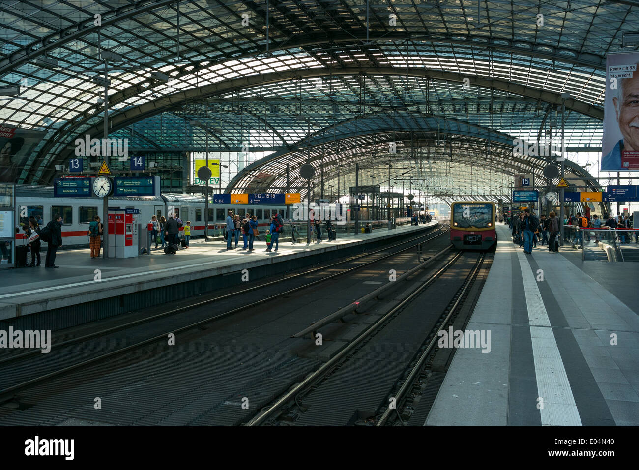 Berliner Hauptbahnhof. Bahnsteig. Der Hauptbahnhof von Berlin - der ...