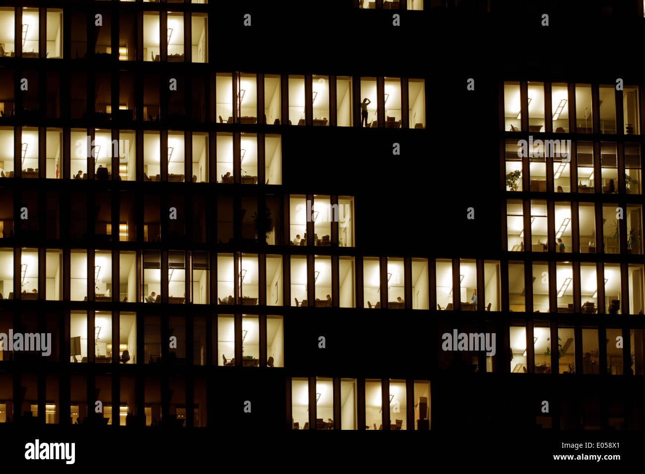 Die beleuchteten fenster eines ba rogeba udes strom und energie -Fotos ...
