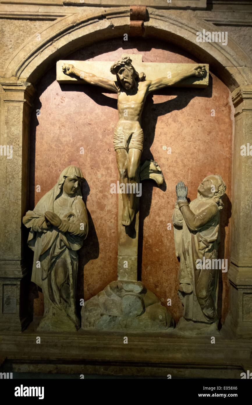 Eine Kreuzigungsszene in einer Kirche. Jesus Christus am Kreuz ...