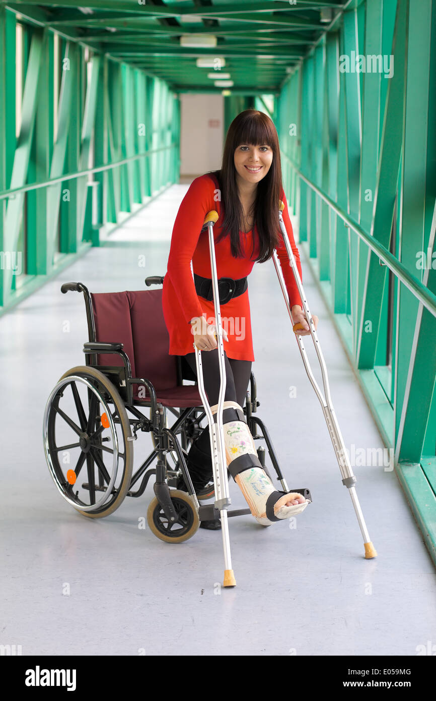 Junge frau mit gips bein -Fotos und -Bildmaterial in hoher Auflösung ...