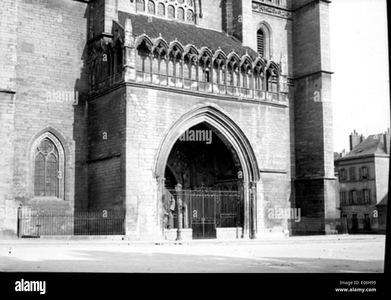 Die Porte Saint-Jean ist ein historisches Tor in Dijon, Frankreich, das ...