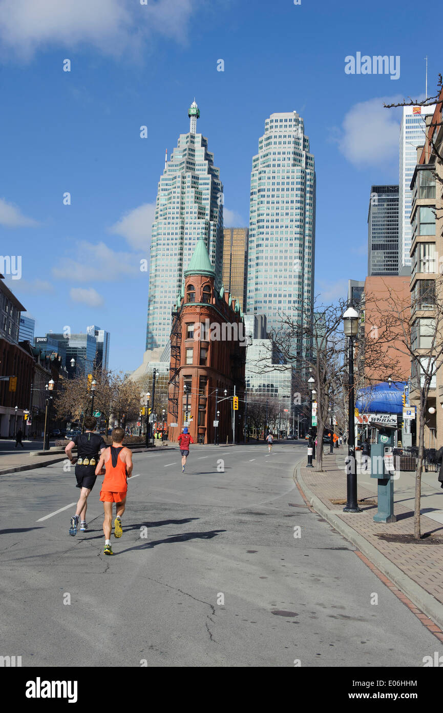 Toronto, Kanada. 4. Mai 2014. Läufer-Pässe, das Flatiron Gebäude ...