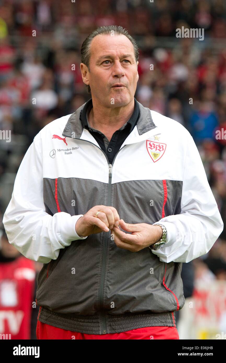 Stuttgarts Trainer Huub Stevens ist vor der Bundesliga-Fußball-Spiel ...