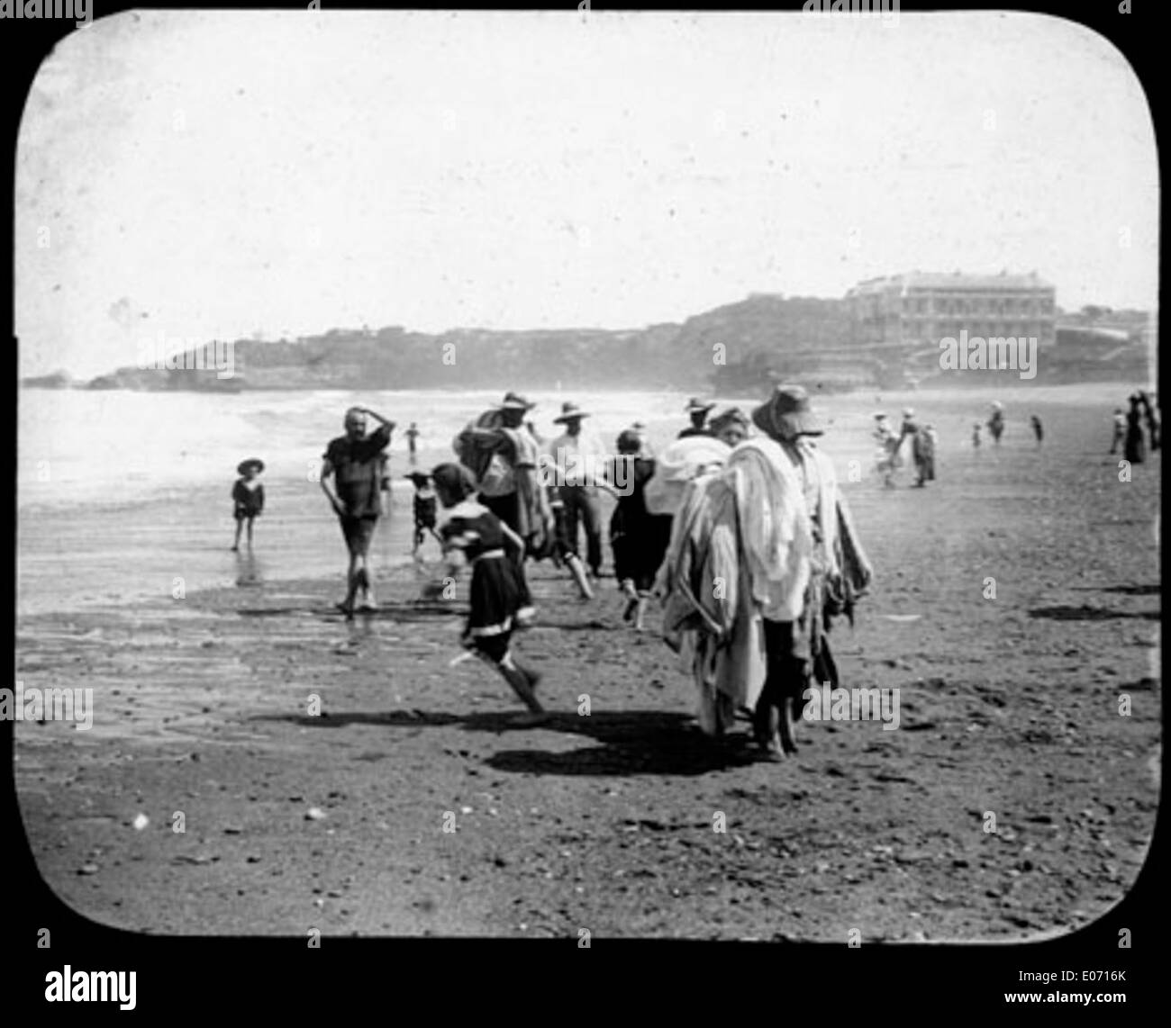 Ein Gemälde mit dem Titel „Baigneurs sur la Grande Plage“, das Badende ...