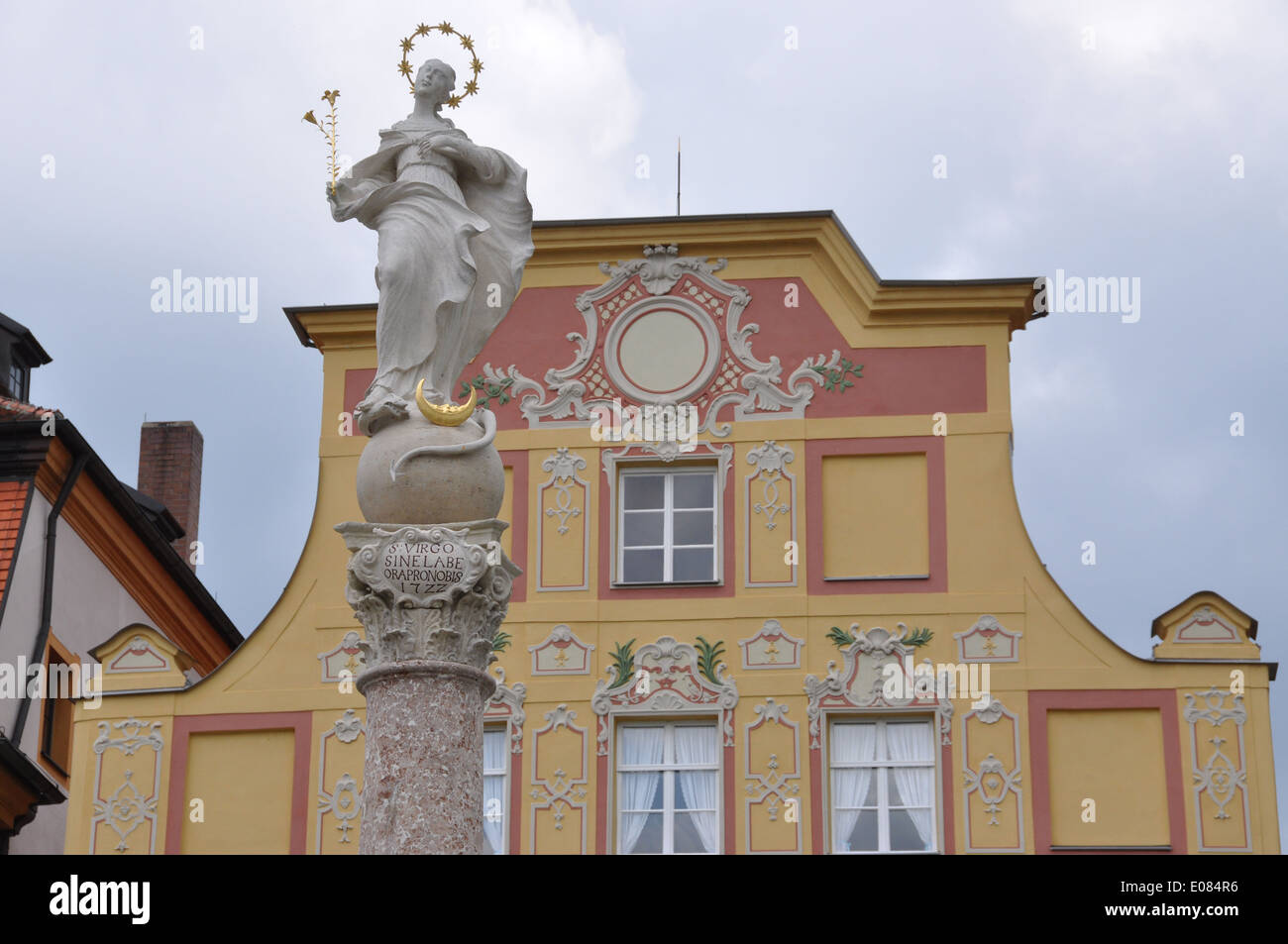 Marmor Statue der Jungfrau Maria auf einer Säule und eine dekorative ...