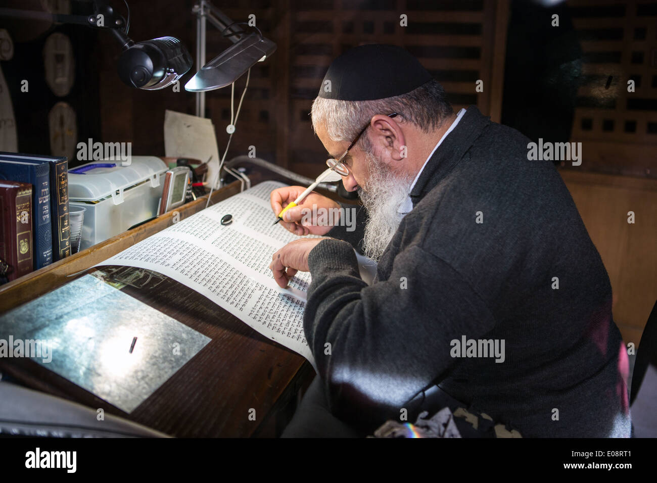 Rabbi Torah Scroll Stockfotos & Rabbi Torah Scroll Bilder - Alamy